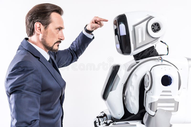 Persona Masculina Seria Que Explica Ciertos Datos Al Cyborg Foto de ...