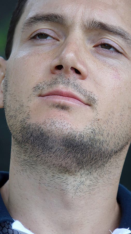 Persona non rasata stanca fotografia stock. Immagine di barbuto - 104444052