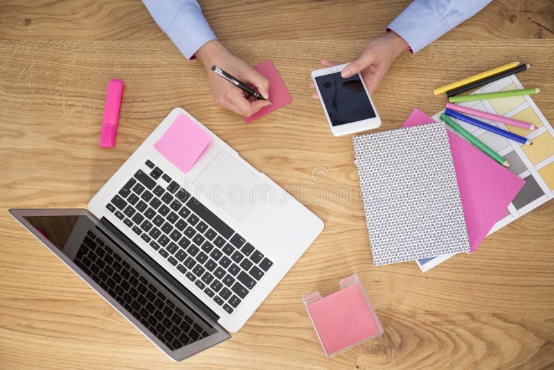 Persona Que Busca La Información Imagen de archivo - Imagen de social ...