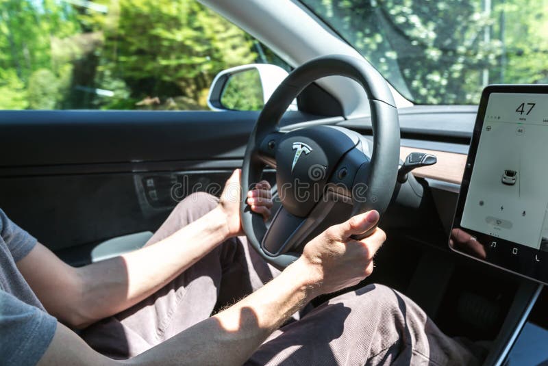 Persona Que Conduce Un Nuevo Modelo 3 De Tesla Fotografía editorial ...