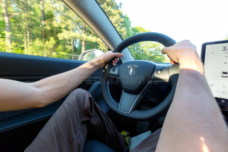 Persona Que Conduce Un Nuevo Modelo 3 De Tesla Foto editorial - Imagen ...