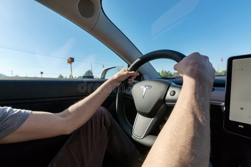 Persona Que Conduce Un Nuevo Modelo 3 De Tesla Foto editorial - Imagen ...