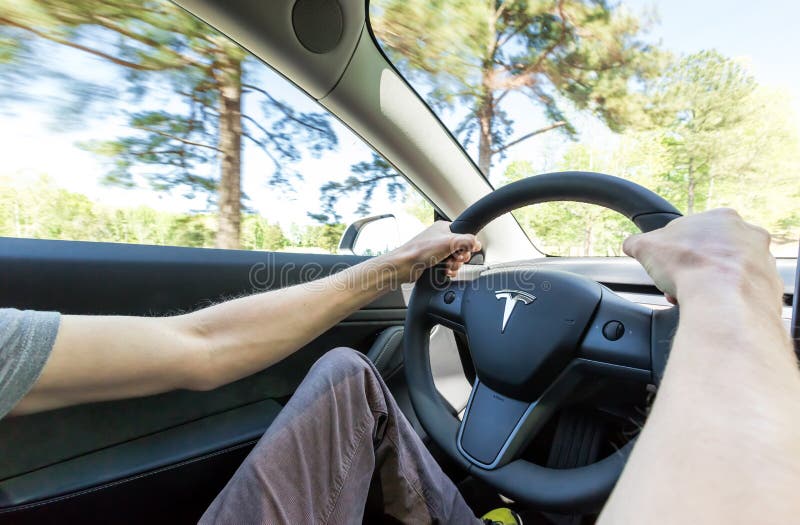 Persona Que Conduce Un Nuevo Modelo 3 De Tesla Imagen editorial ...