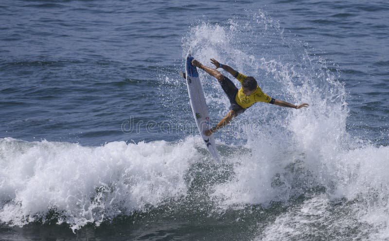 Persona que practica surf foto de archivo editorial. Imagen de azul ...