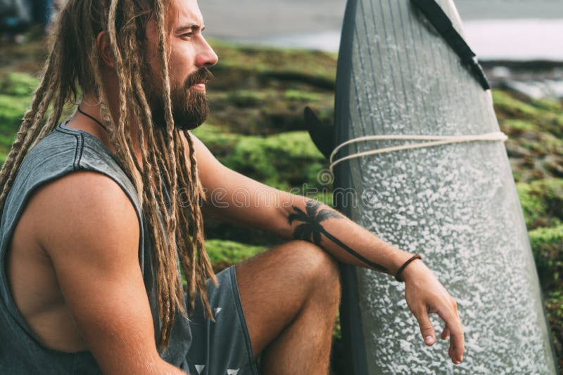 Persona Que Practica Surf Con Los Dreadlocks Y Tatoos Con Surfingboard ...