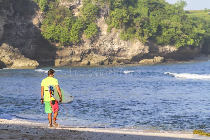Persona Que Practica Surf Con Su Tabla Hawaiana. Imagen de archivo ...