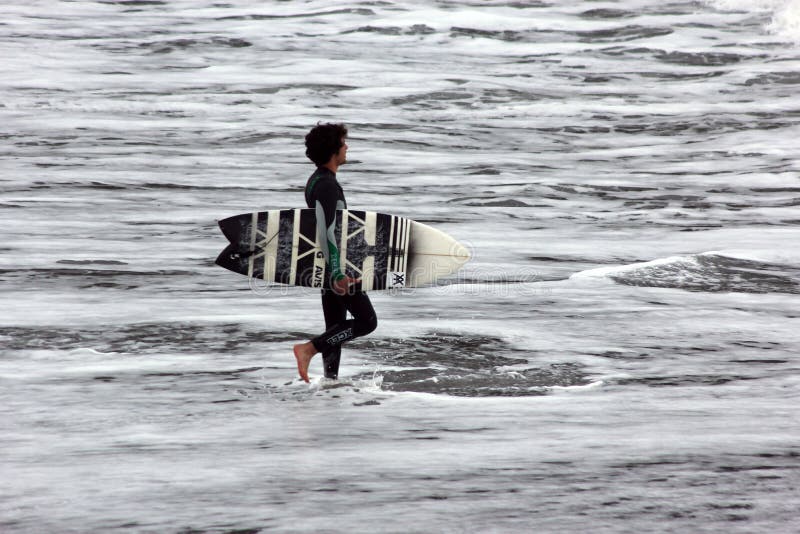 Persona Que Practica Surf En Levanto Foto editorial - Imagen de ...