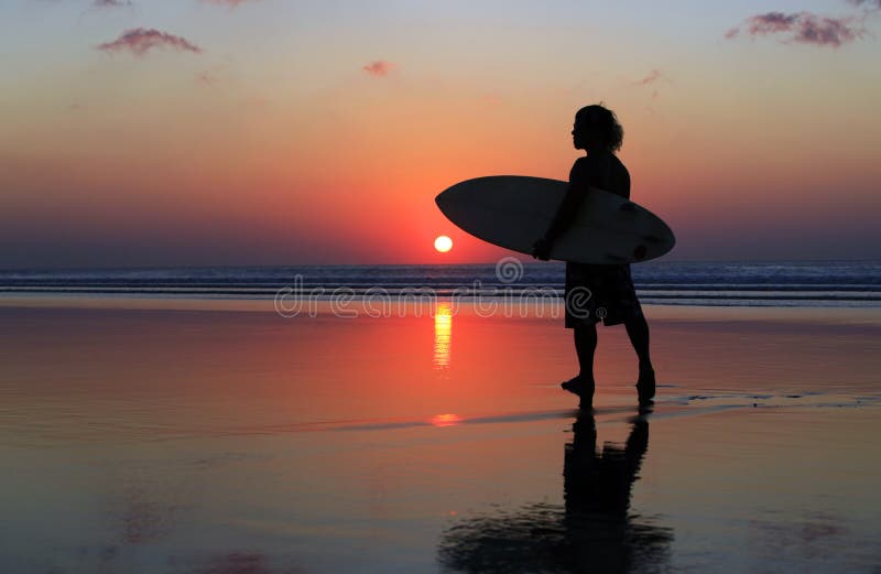 Persona Que Practica Surf En Puesta Del Sol Foto de archivo - Imagen de ...