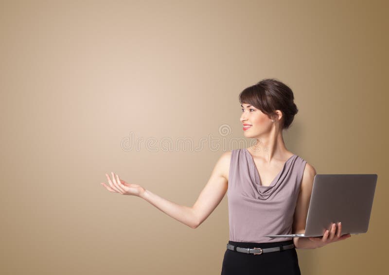 Persona Que Presenta Concepto De La Vida De Bater?a Foto de archivo ...