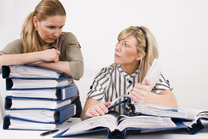 Personas Del Asunto Que Trabajan Con Los Documentos Imagen de archivo ...