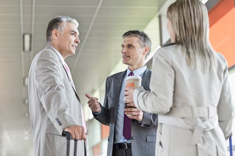 Persone Di Affari Che Comunicano Mentre Sedendosi Nell'ingresso Dell ...