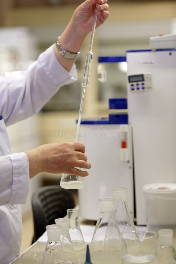 Personel w laboratorium fotografia editorial. Obraz złożonej z ludzie ...