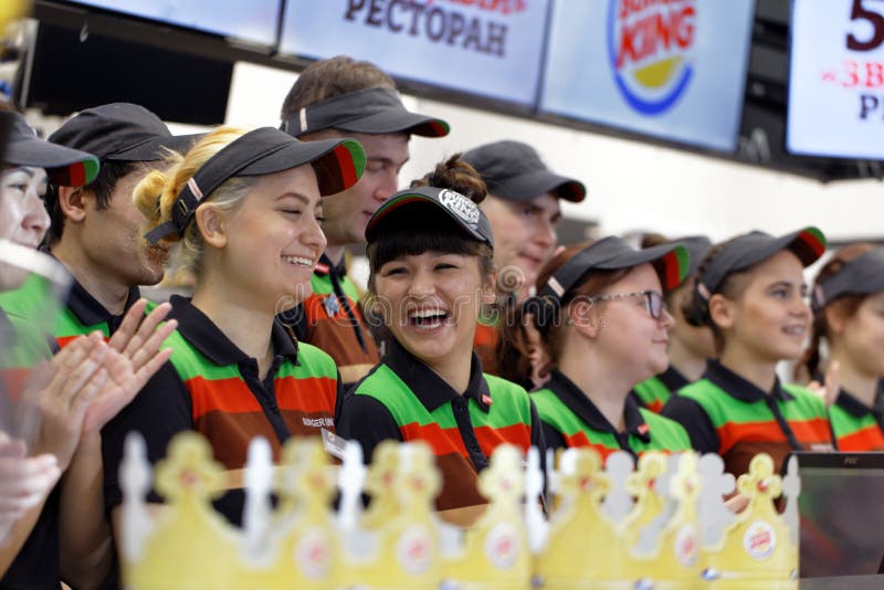 Personnel De Restaurant De Burger King Photo stock éditorial - Image du ...