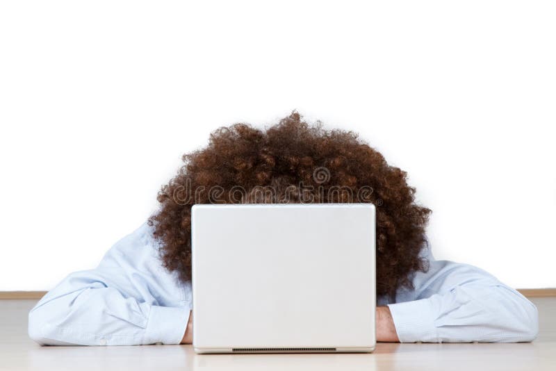 Persoon achter open laptop stock afbeelding. Image of bruin - 17758027