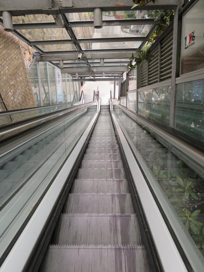 Perspectiva Da Escada Da Escada Rolante Imagem de Stock Editorial ...