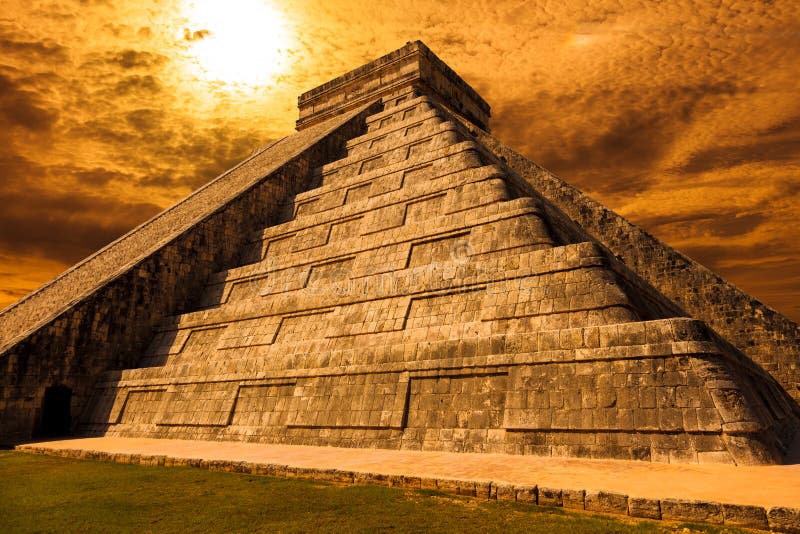 Perspectiva De El Castillo (el Templo De Kukulkan) De Chichen Itza Foto ... Perspectiva De El Castillo (el Templo De Kukulkan) De Chichen Itza Foto ...