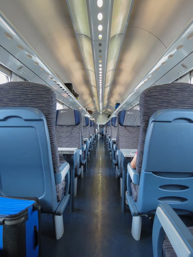 Perspectiva De Los Interiores Del Tren Foto editorial - Imagen de ...
