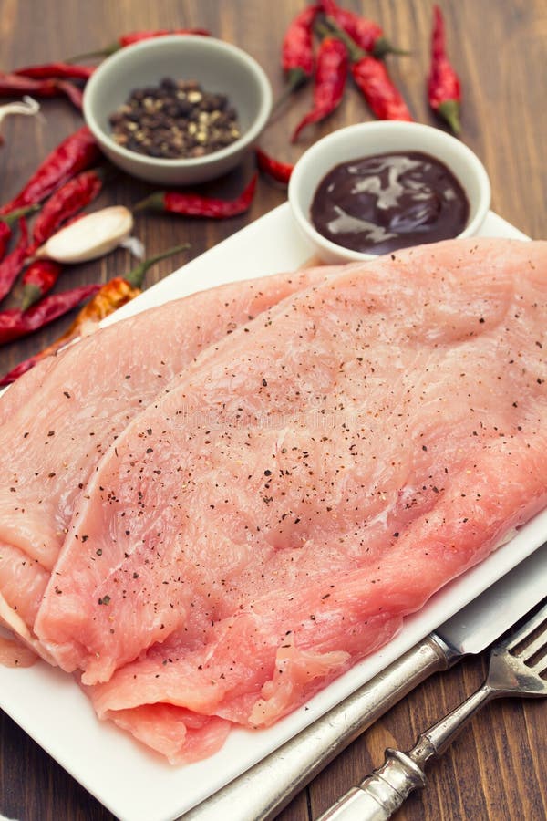 Peru Cru Com Molho No Prato Branco Foto de Stock - Imagem de ninguém ...