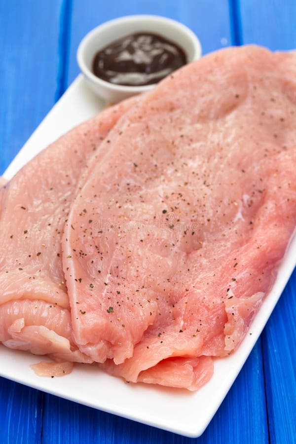 Peru Cru Com Molho No Prato Branco Foto de Stock - Imagem de ninguém ...