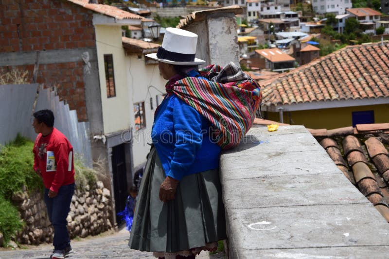 Peruanas Con Ropa Tradicional De Cusco Peru Imagen editorial - Imagen ...