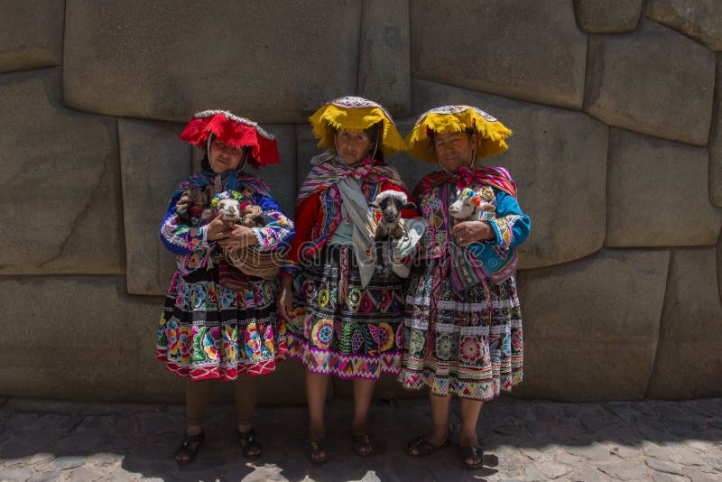 Peruvian ladies editorial stock image. Image of mountain - 69151034