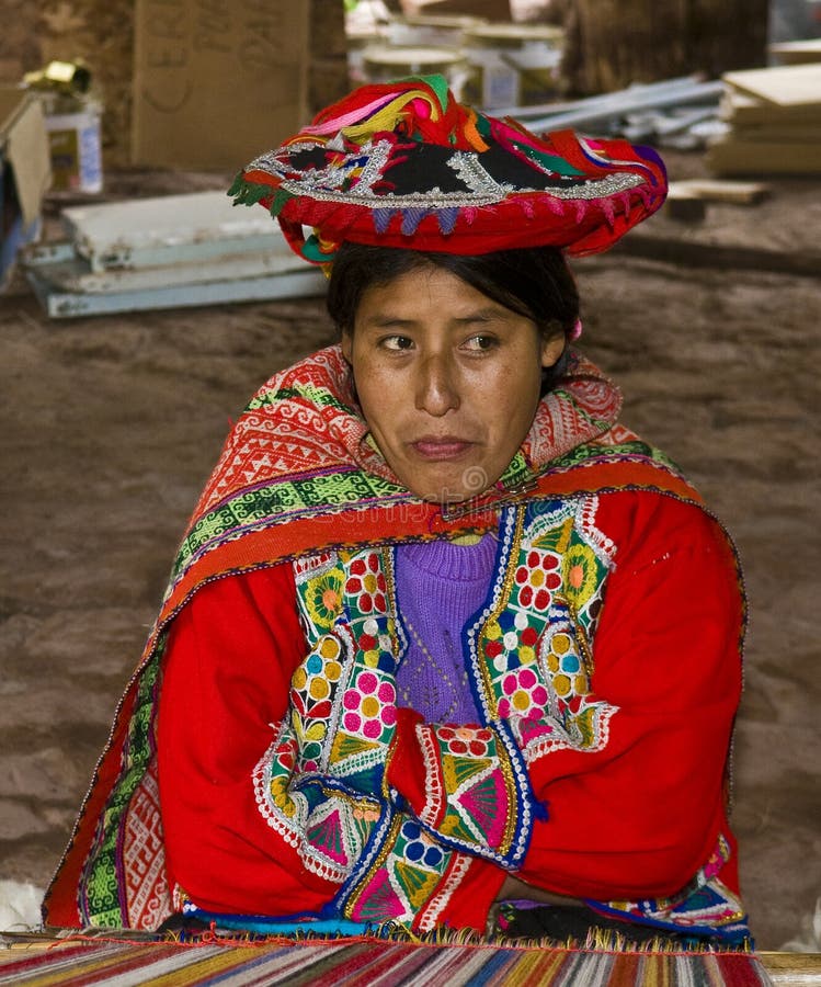 Peruvian woman weaving editorial stock photo. Image of peru - 21199848