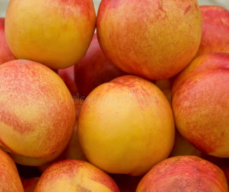 Kleine Gele Perziken - De Achtergrond Van De Fruitmarkt Stock Foto ...