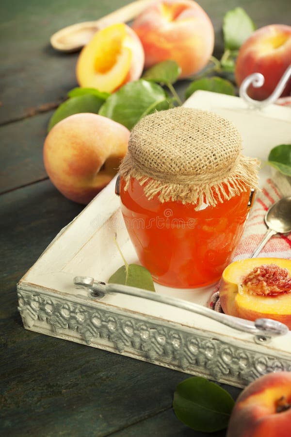 Perzikjam Met Verse Perziken Op Lijst Stock Foto - Image of voeding ...