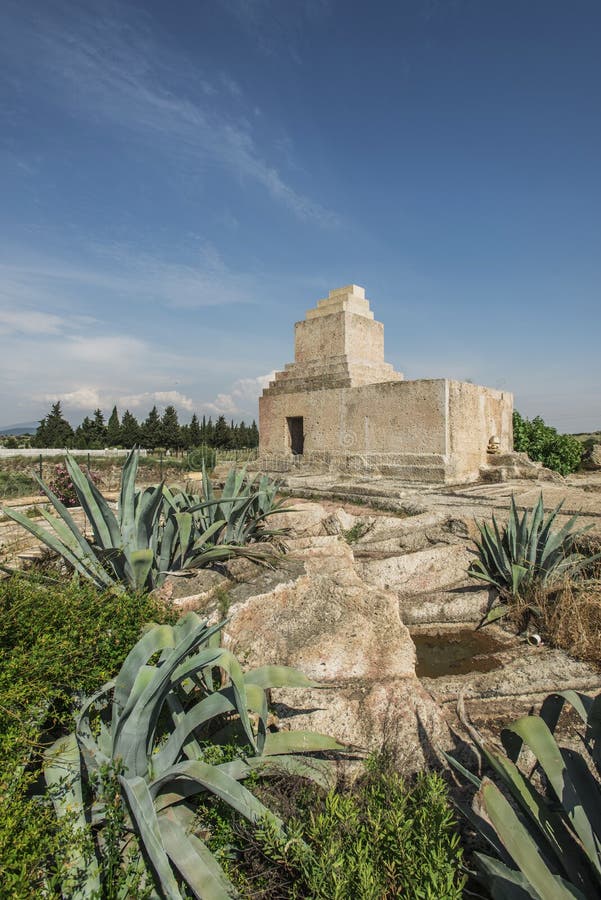 Perzisch Monumentaal Graf, Izmir Stock Foto - Image of sirenes ...