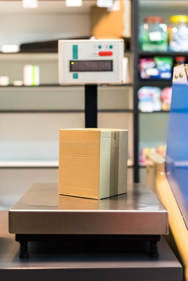 A Pesagem Do Pacote Nos Correios Foto de Stock - Imagem de textura ...