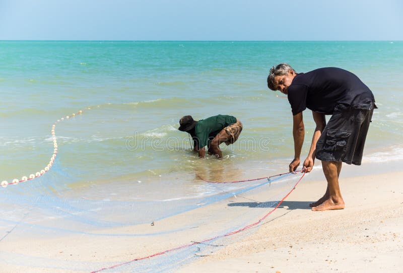 Peschereccio Con Reti a Strascico Che Pesca Fotografia Stock Editoriale ...