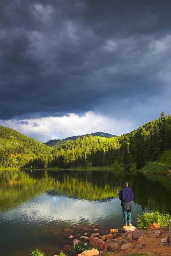 Pesca de lago alpestre imagen de archivo. Imagen de color - 3131287