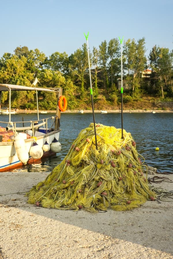 Pesca Della Rete a Strascico Usata Dai Pescatori in Mare Immagine Stock ...