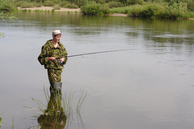 Pesca Do Pescador No Rio Calmo Foto de Stock - Imagem de chapéu, pesca ...