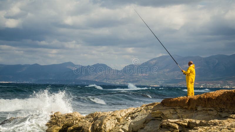 Pesca en el mar foto editorial. Imagen de amarillo, mojado - 62885766