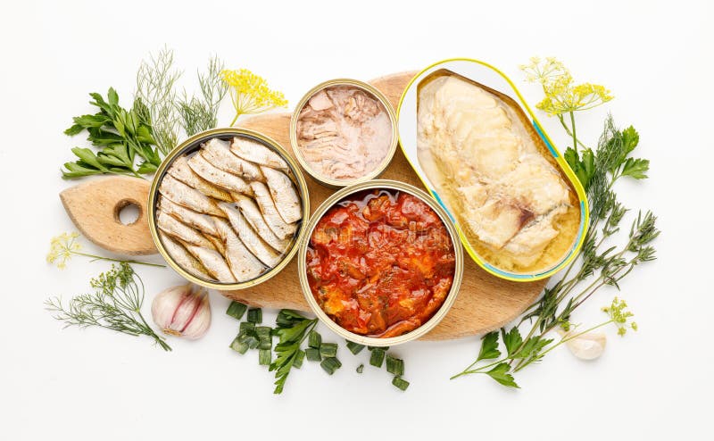 Pescado Transformado En Latas De Fondo Blanco. Comida Enlatada Foto de ...