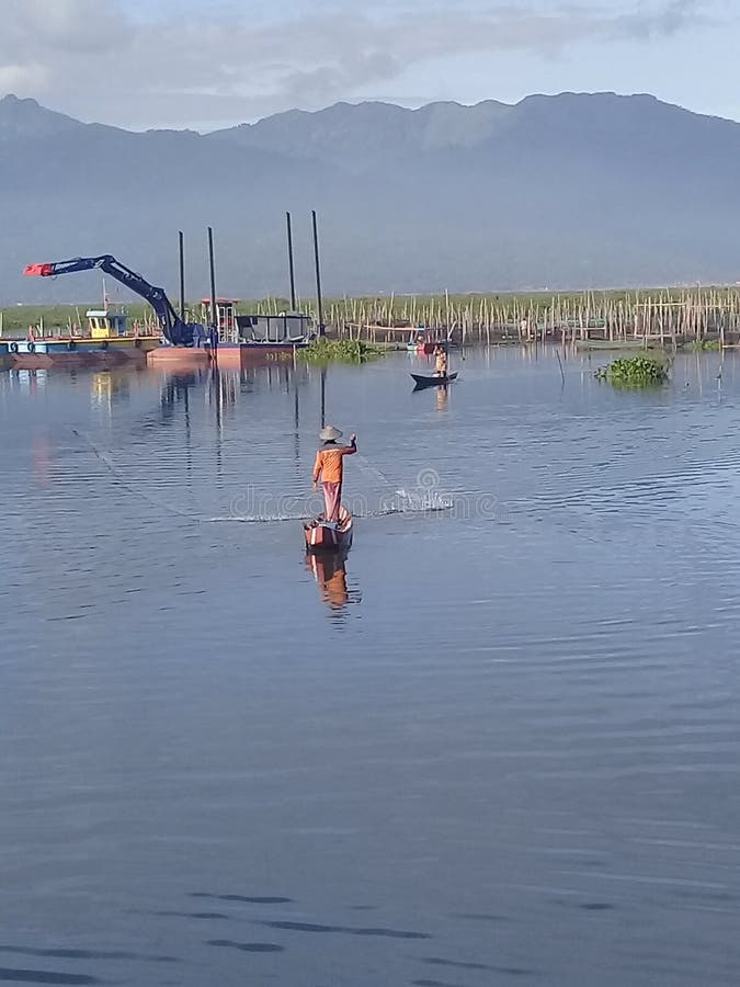Pescador En Lake Rawa Pening Central Java Indonesia Imagen de archivo ...