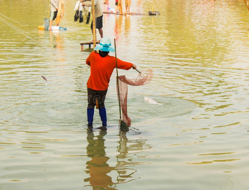 Pescador Que Lleva a Cabo Una Red De Pesca Imagen de archivo editorial ...