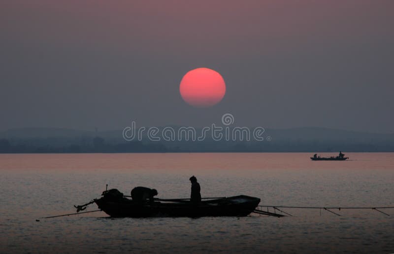 Pescadores del lago Hongze foto de archivo. Imagen de provincia - 8297526