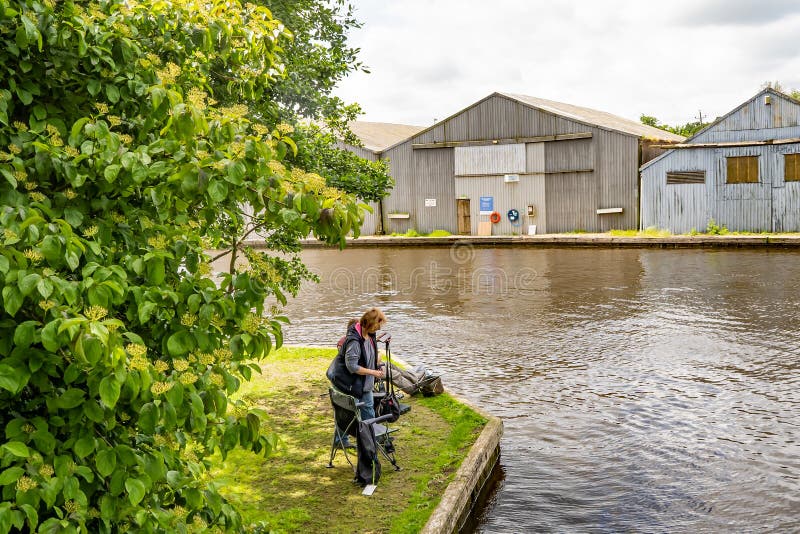 Pescadores Que Pescan El Caucho Del Río En El Pueblo De Hoveton Y ... Pescadores Que Pescan El Caucho Del Río En El Pueblo De Hoveton Y ...