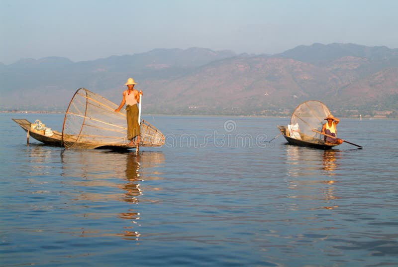 Pescadores Que Pescan En Su Barco En El Lago Inle, Myanmar Imagen de ... Pescadores Que Pescan En Su Barco En El Lago Inle, Myanmar Imagen de ...