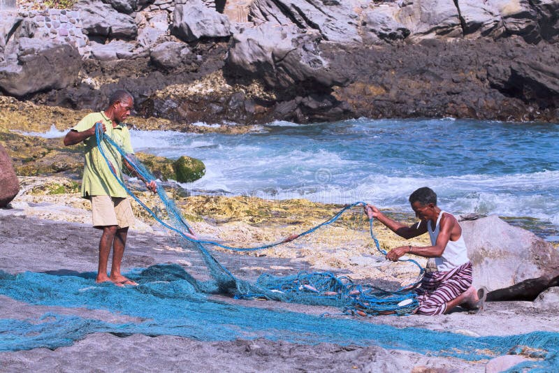 Pescadores Que Preparam Redes Fotografia Editorial - Imagem de praia ...