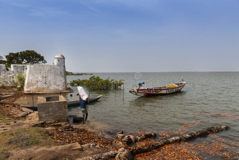 Pescadores a Preparar a Sua Canoa No Porto Da Cidade De Cacheu Imagem ...