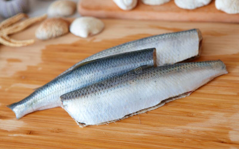 Pescados de mar frescos foto de archivo. Imagen de crudo - 12523870