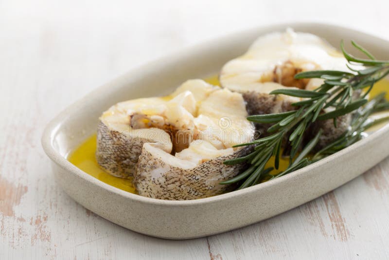 Merluzzo Bollito Con Olio Ed Olive Immagine Stock - Immagine di bollito ...