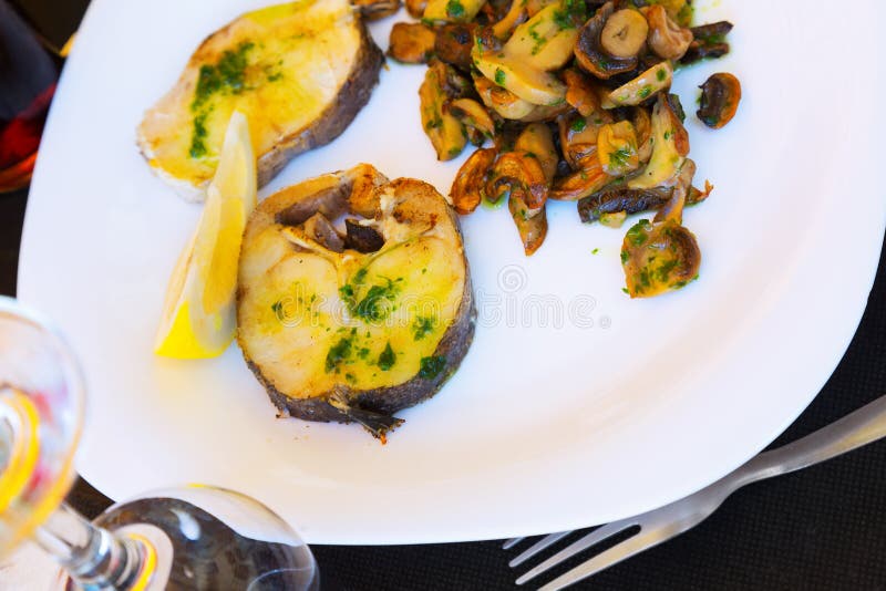 Pesce Con I Funghi Sul Piatto Immagine Stock - Immagine di cucinato ...