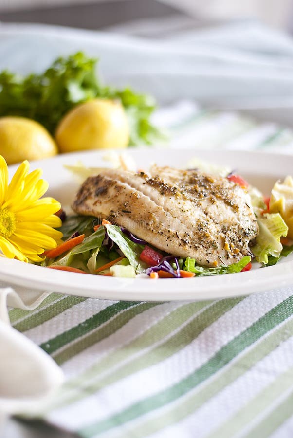 Pesce cotto alla griglia fotografia stock. Immagine di pasto - 33713558