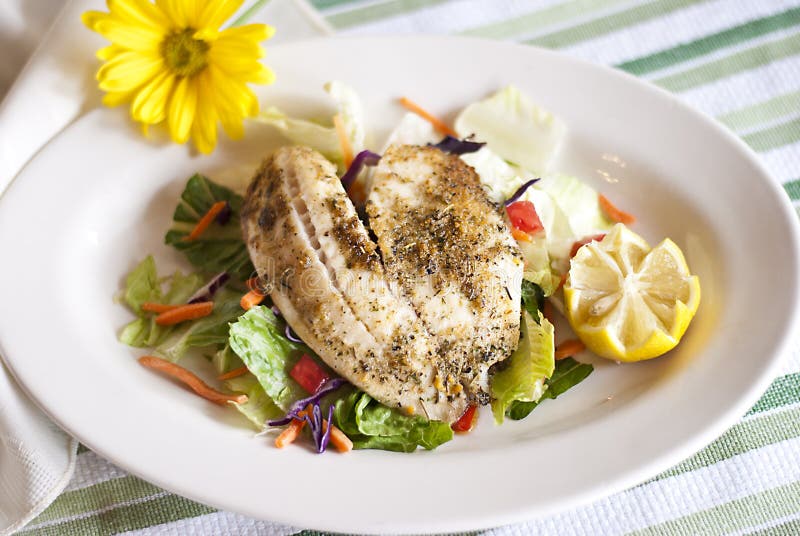 Pesce cotto alla griglia fotografia stock. Immagine di pasto - 33713558