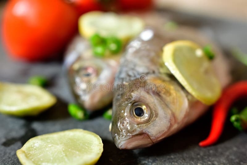 Pesce Di Mare Crudo Sulla Tavola Immagine Stock - Immagine di sano ...