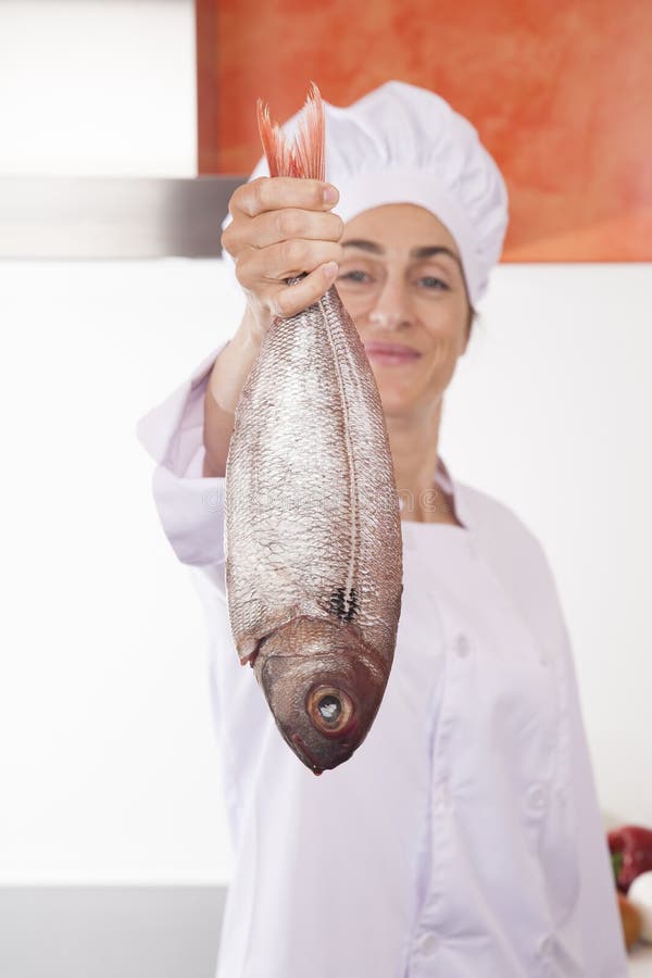 Pesce in Mano Felice Del Cuoco Unico Della Donna Immagine Stock ...